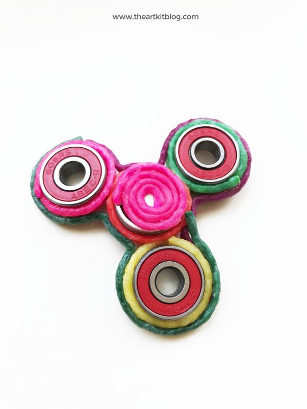 How to Make a Fidget Spinner from Wikki Stix {Easy DIY} - The Art Kit