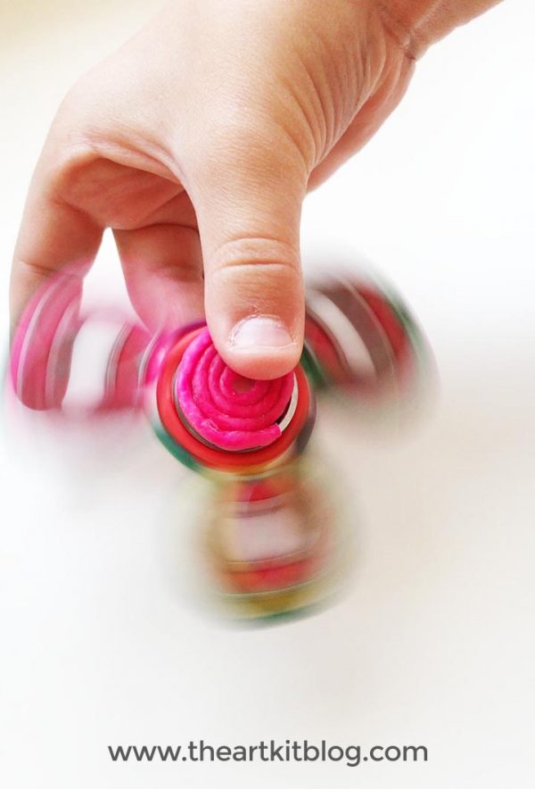 How to Make a Fidget Spinner from Wikki Stix {Easy DIY} - The Art Kit