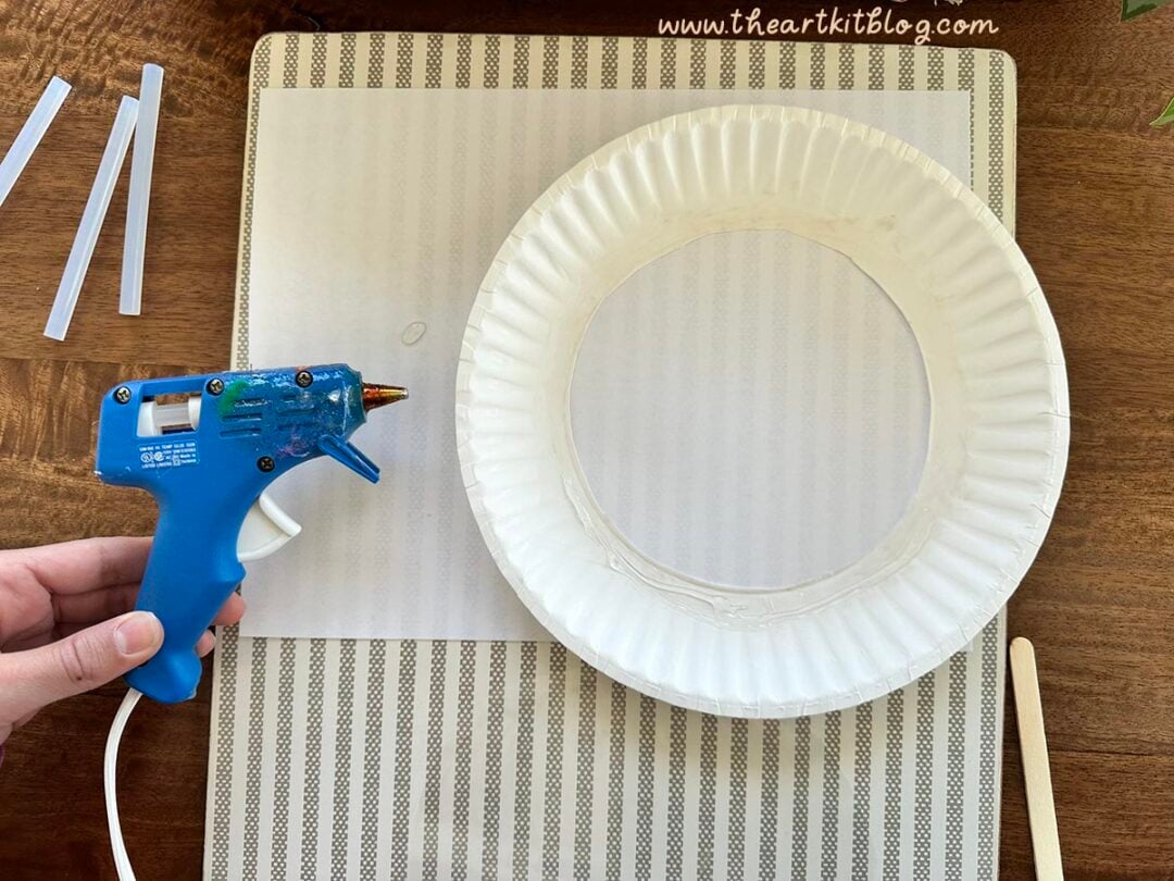 How to Make a Paper Plate Aquarium Craft (Free Printable Template for ...