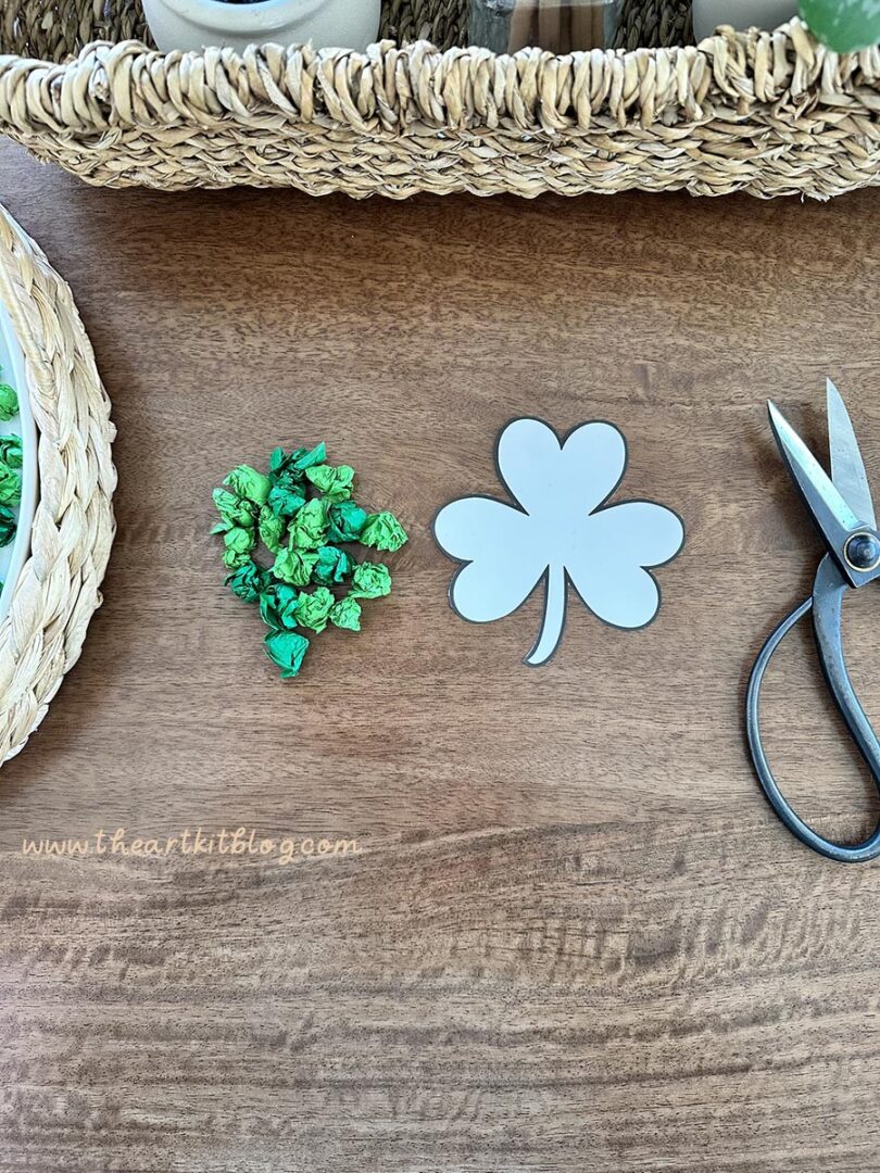 Cute Shamrock Paper Craft {With Free Printable Template} - The Art Kit