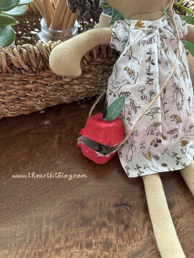 Mini Apple Box Craft from Egg Cartons (Free Printable) - The Art Kit